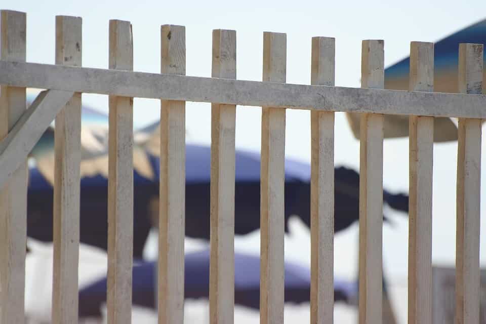 How To Build A Simple Pallet Fence (And 3 Examples)