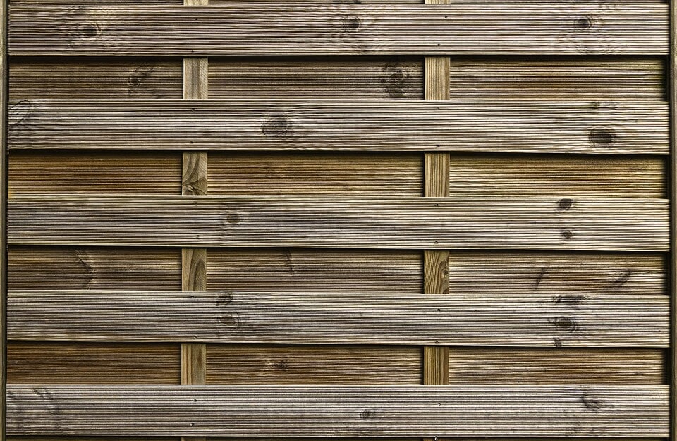 How To Build A Simple Pallet Fence (And 3 Examples)